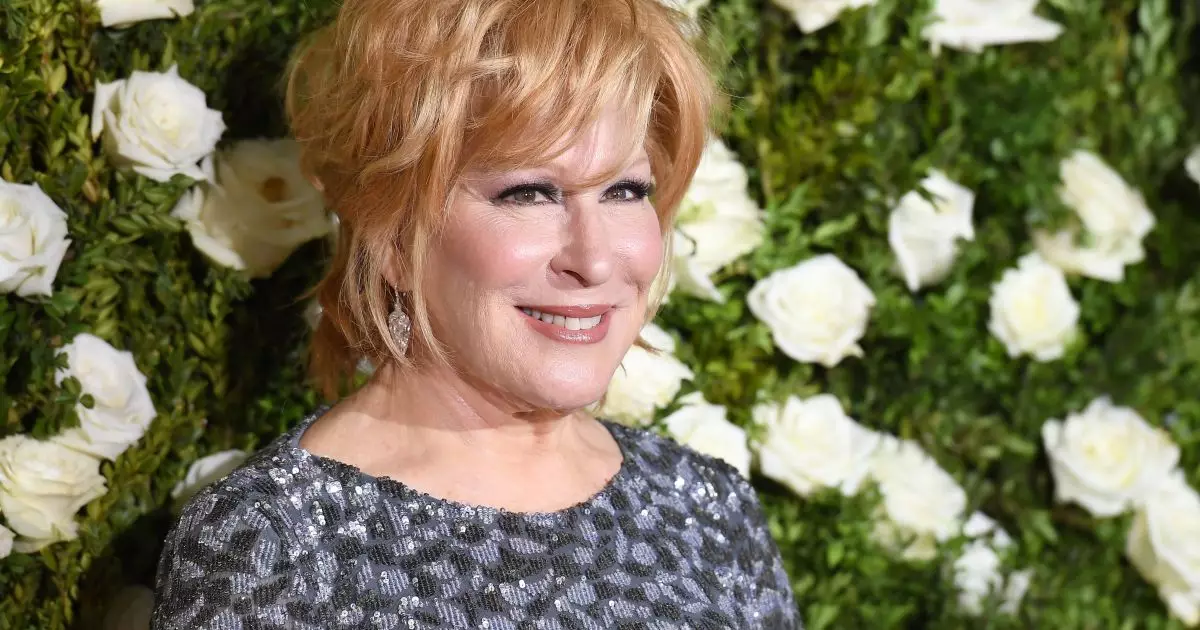 Oskarda 'Meri Poppins gaýdyp gelýär' aýdymyny ýerine ýetirmek üçin Bette Midler