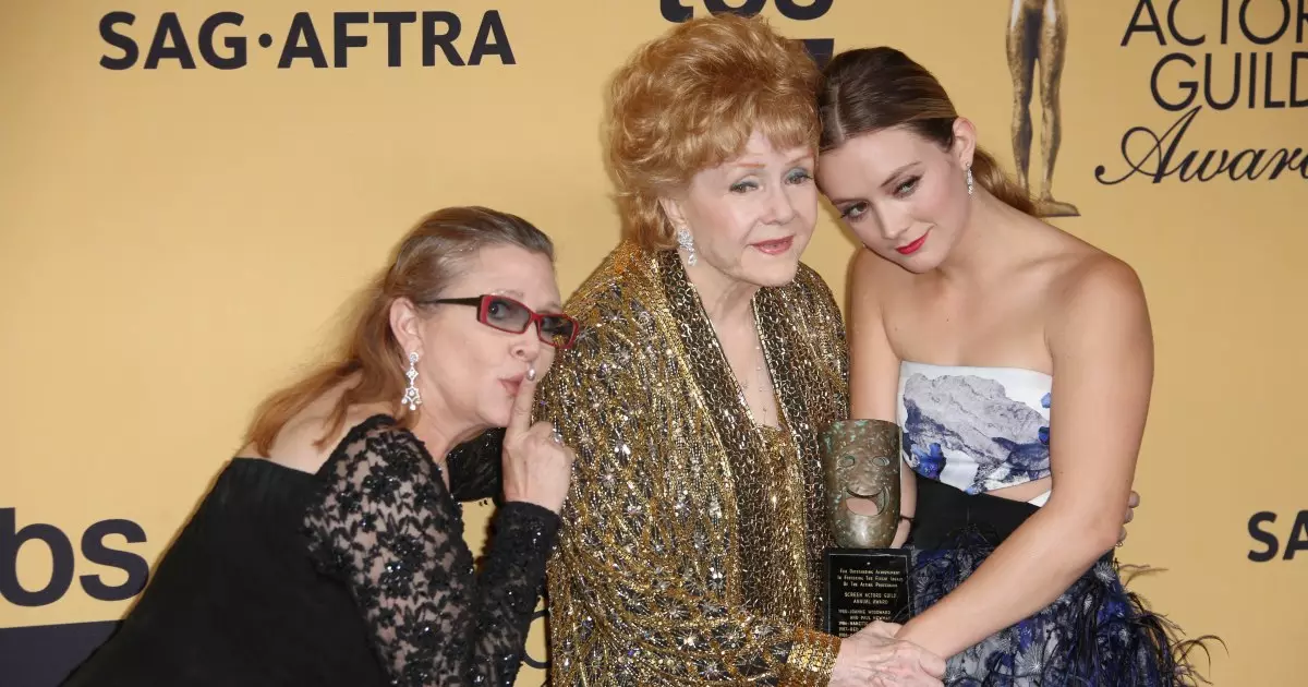 Billie Lourd သည် မိခင် Carrie Fisher ကို ဆုံးရှုံးပြီးနောက် ၃ နှစ်အကြာတွင် ထုတ်ဖော်ပြောဆိုခဲ့သည်။