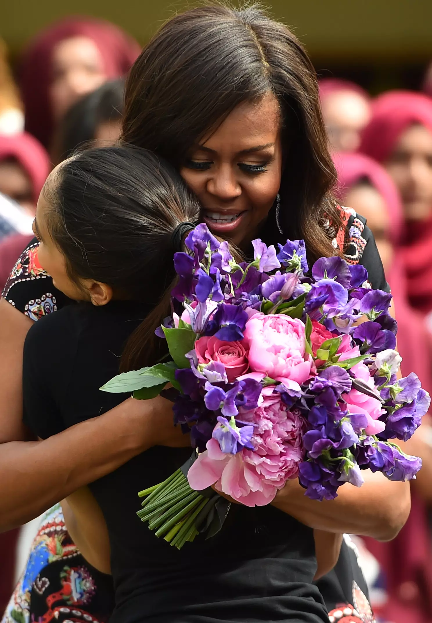 Michelle Obama geeft knuffel