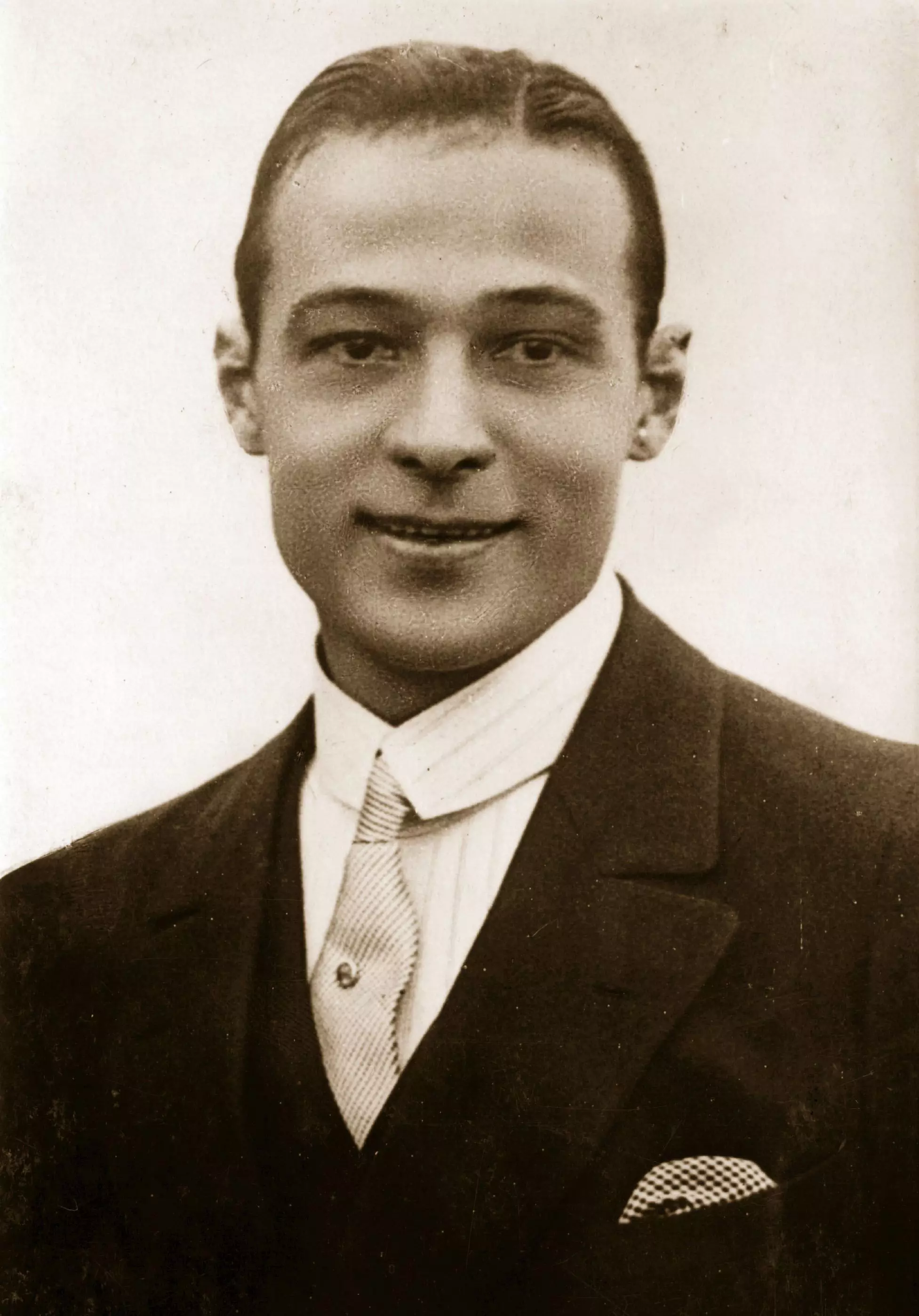 rudolf-valentino