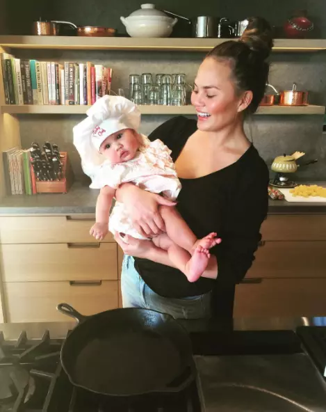 chrissy-teigen-baby-ya-luna