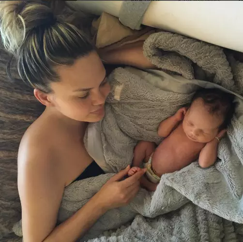 chrissy-teigen-muttertag-1