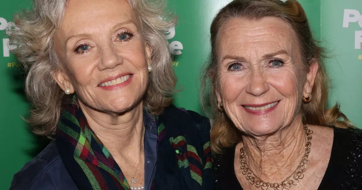 Hayley a Juliet Mills Dish na jejich nadcházejícím "National Tour in England!"