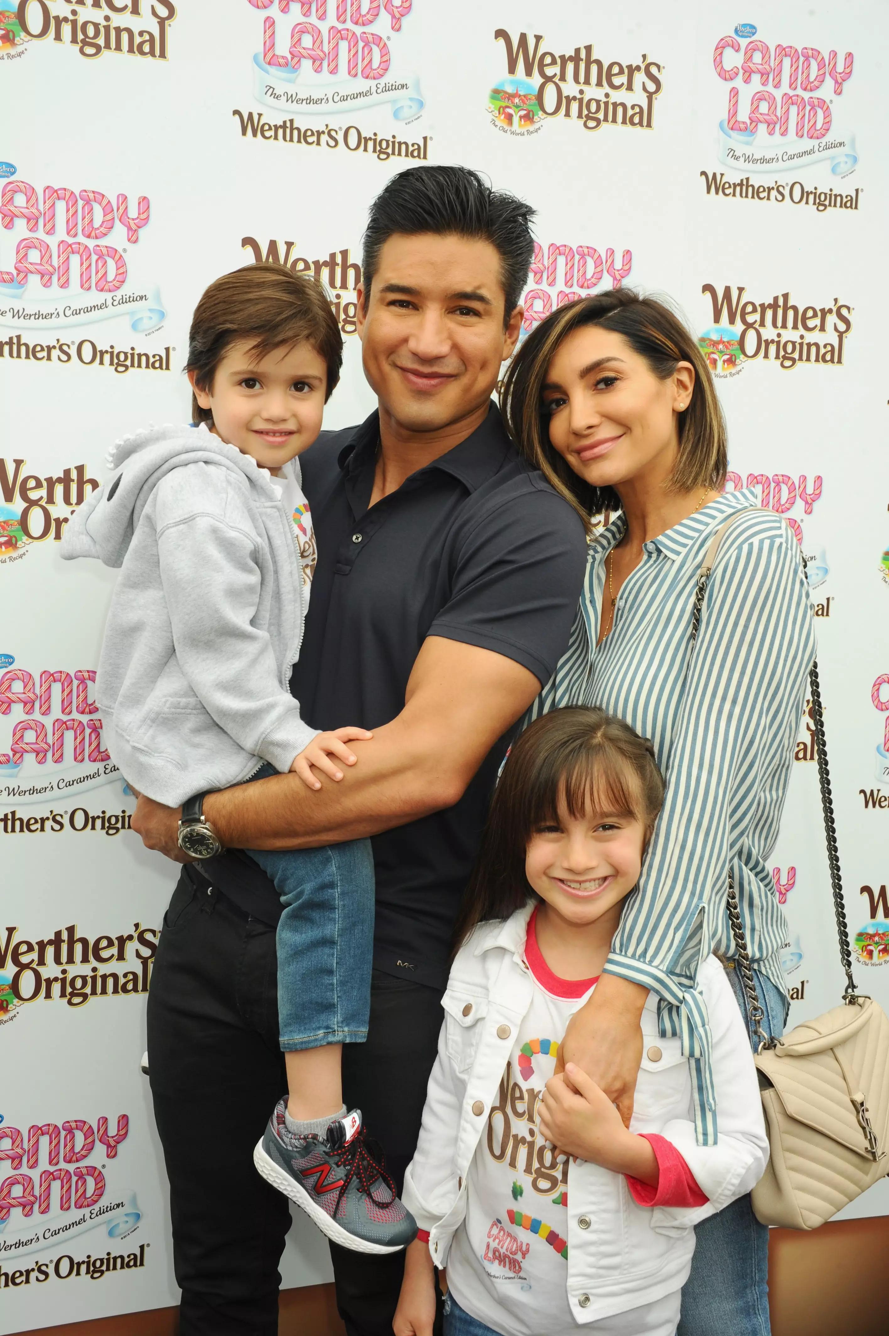 Mario Lopez en famylje fiere Nasjonale Karameldei troch Life-Sized CANDY LAND: The Werther's Caramel Edition Game te spyljen