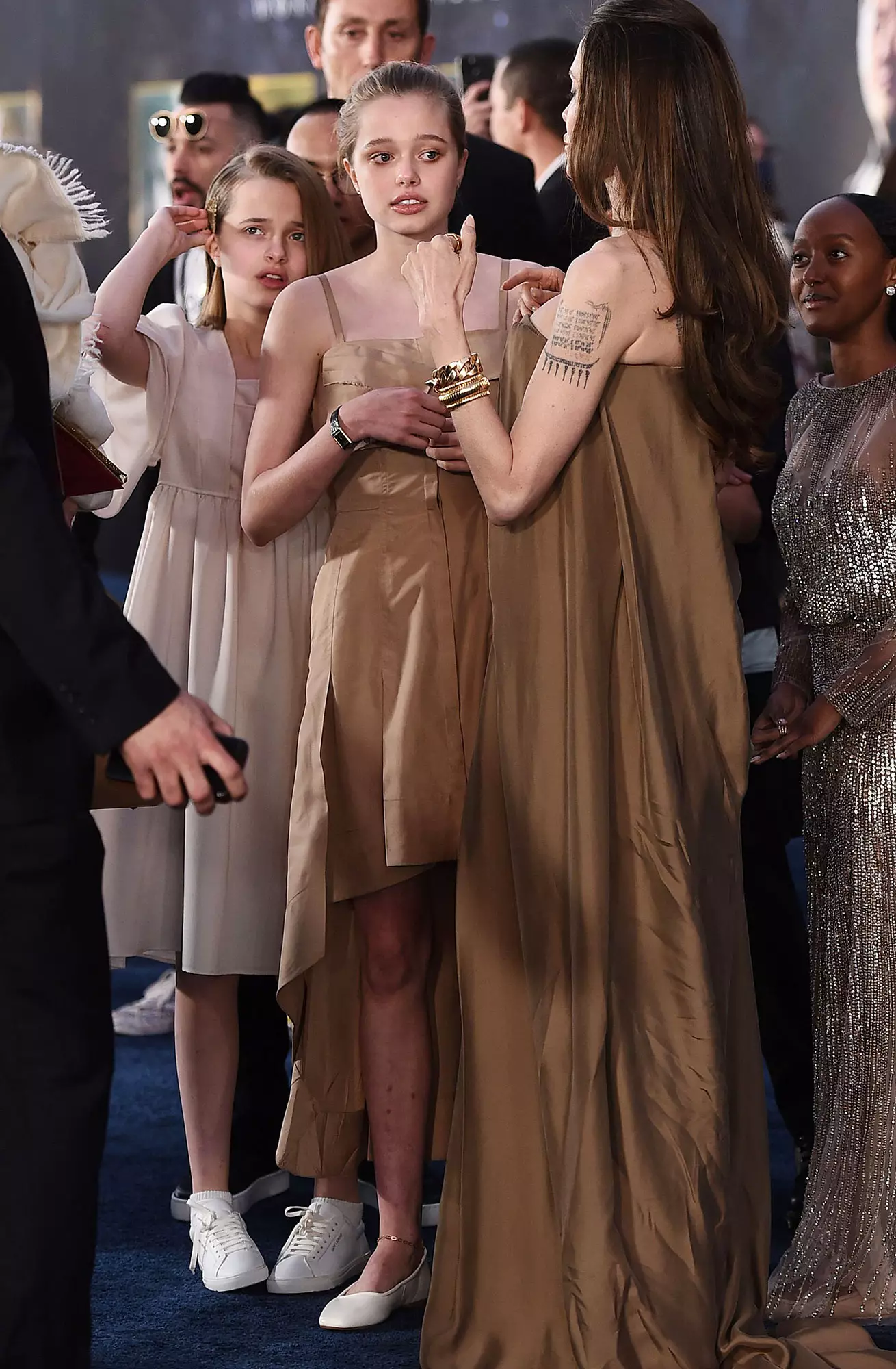 Shiloh Jolie Pitt Teenager bærer makeupkjole for første gang rød løber med mor Angelina Jolie