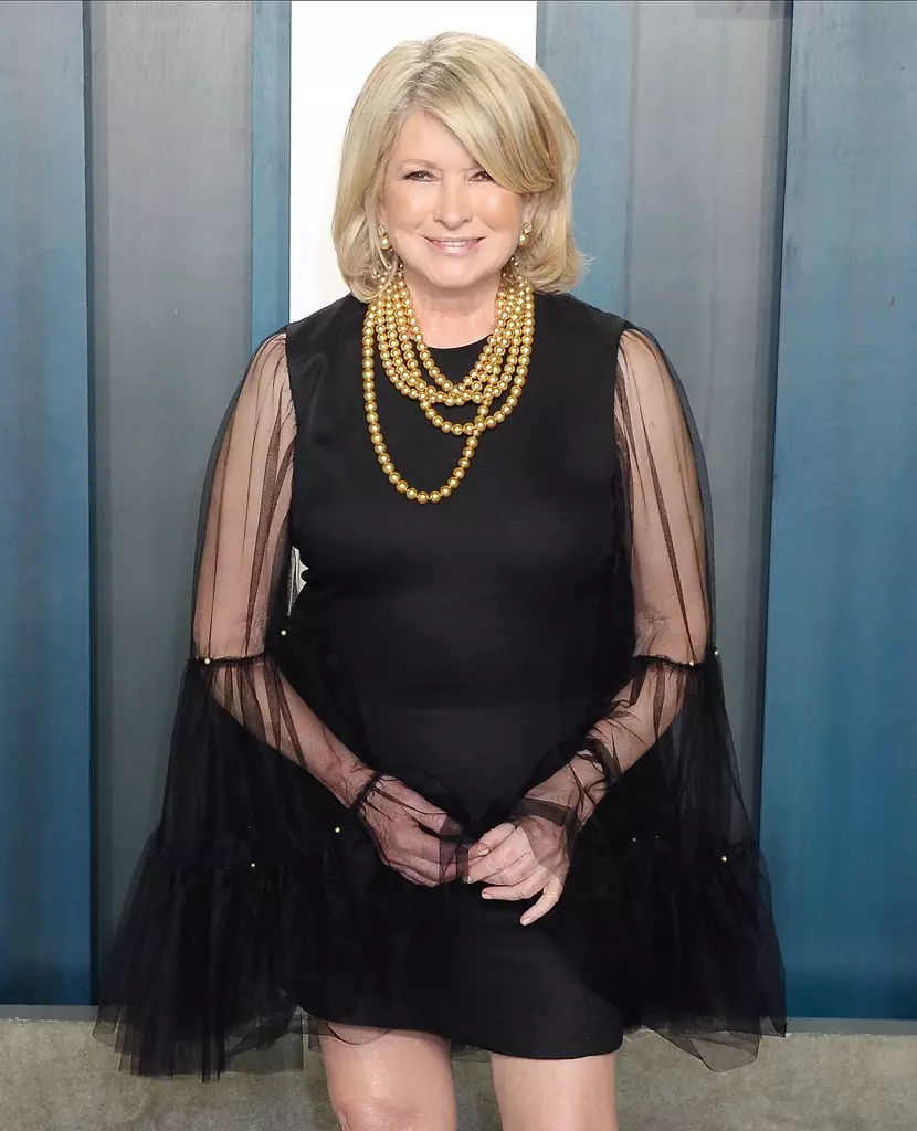 martha-stewart-raba-sexy-pool-selfie-yayin-rana-waje