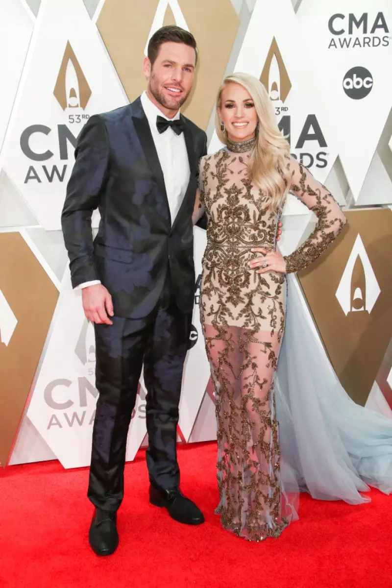 Carrie Underwood i Mike Fisher na czerwonym dywanie CMA 2019