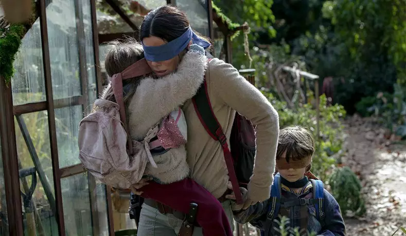 Η Sandra Bullock σερβίρει πιάτα στη νέα της ταινία Bird Box στο Netflix