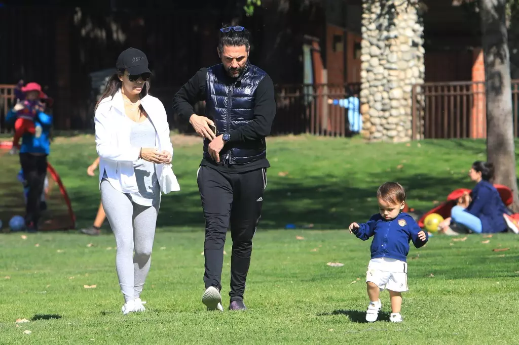 Eva Longoria dhe burri i saj Jose Baston e çojnë fëmijën e tyre Santiago në park në Beverly Hills