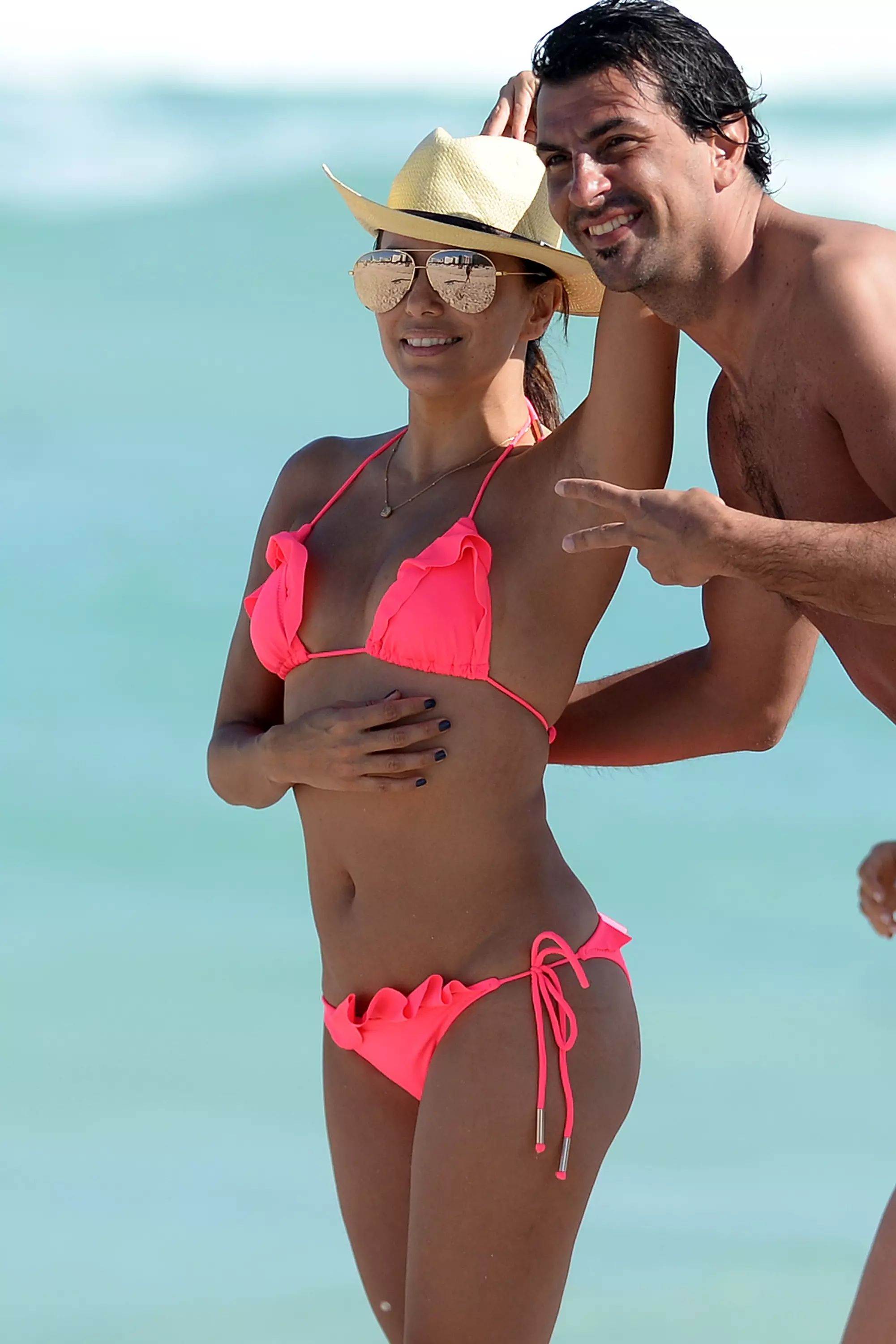 Eva Longoria li Miami Beach, bedena xwe ya bêbawer a bejê bi bikini-yek pembe nîşan dide