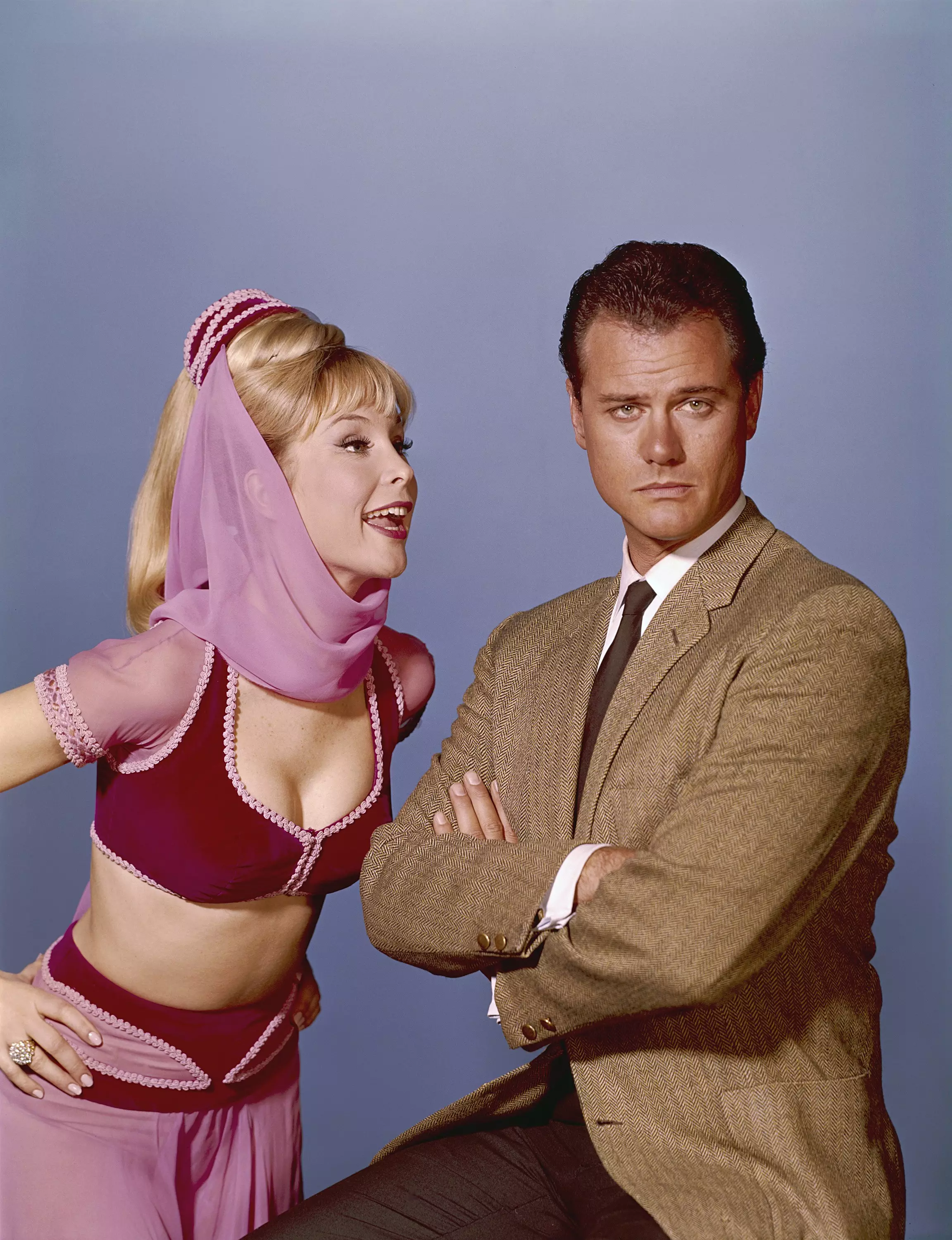 Barbara Eden iyo Larry Hagman oo ku jira sawirka xayeysiinta ee 'I Dream of Jeannie'