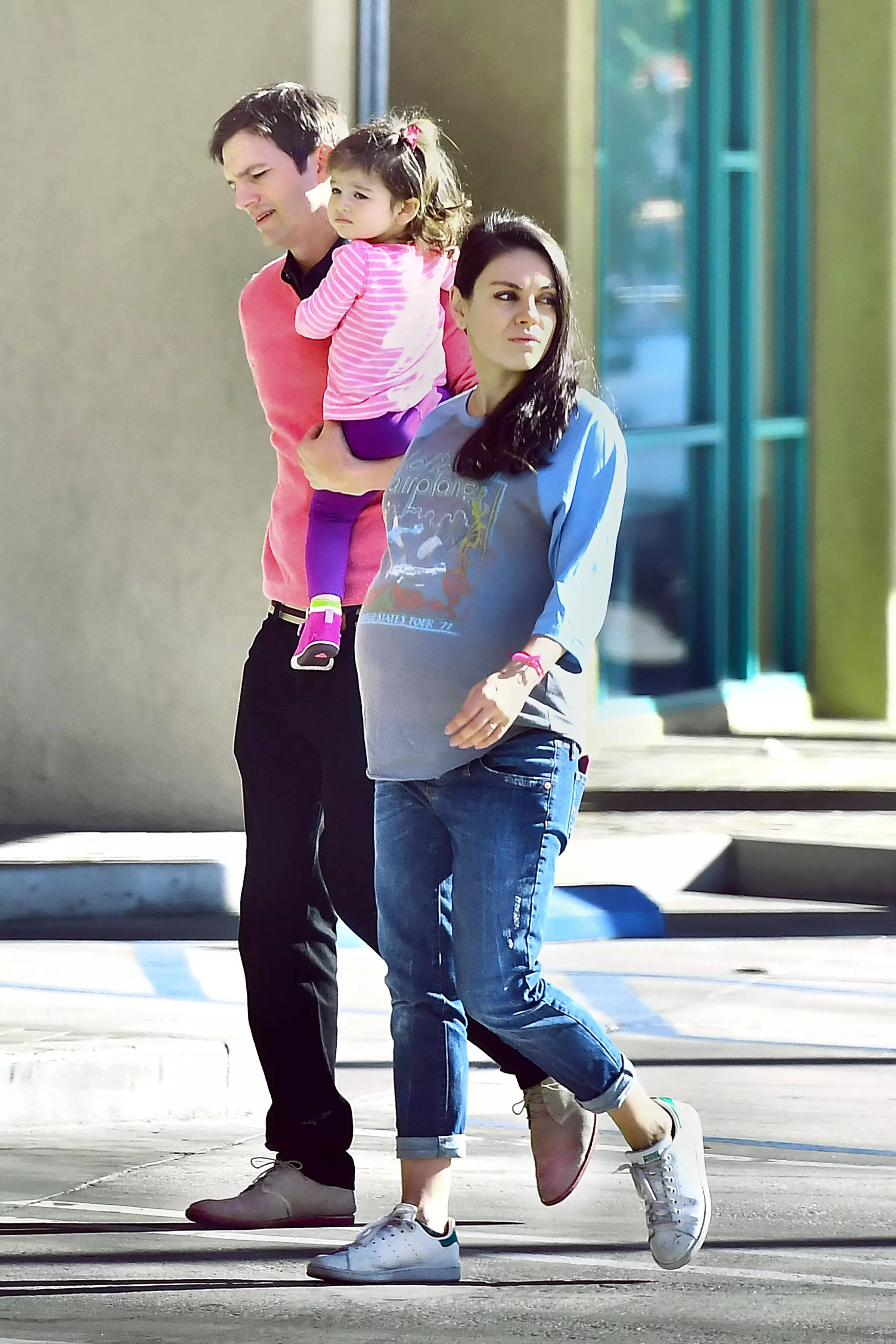 mila-kunis-ashton-kutcher-dotter-wyatt-2