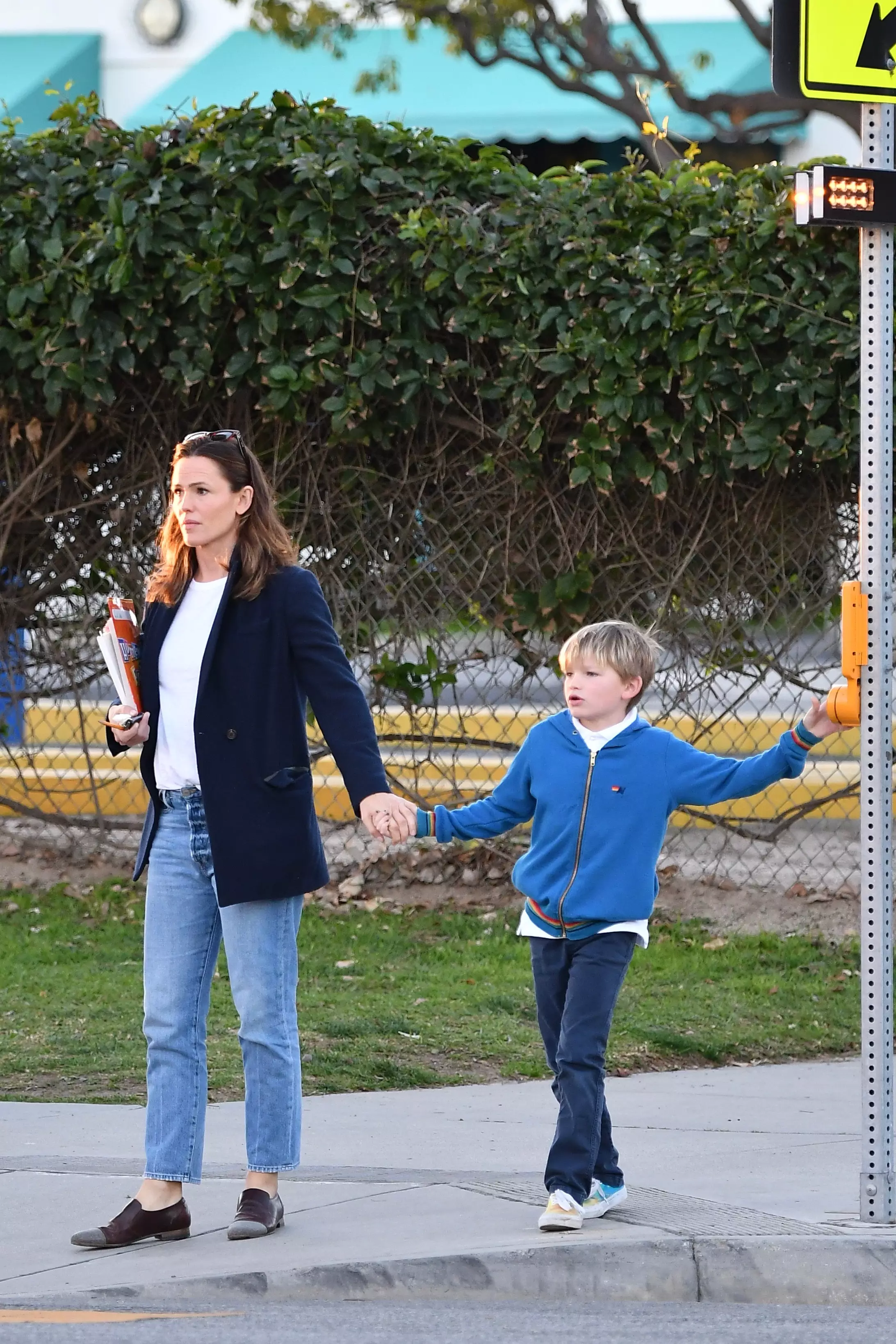 Jennifer Garner ogluny doňdurma bilen bejerýär.