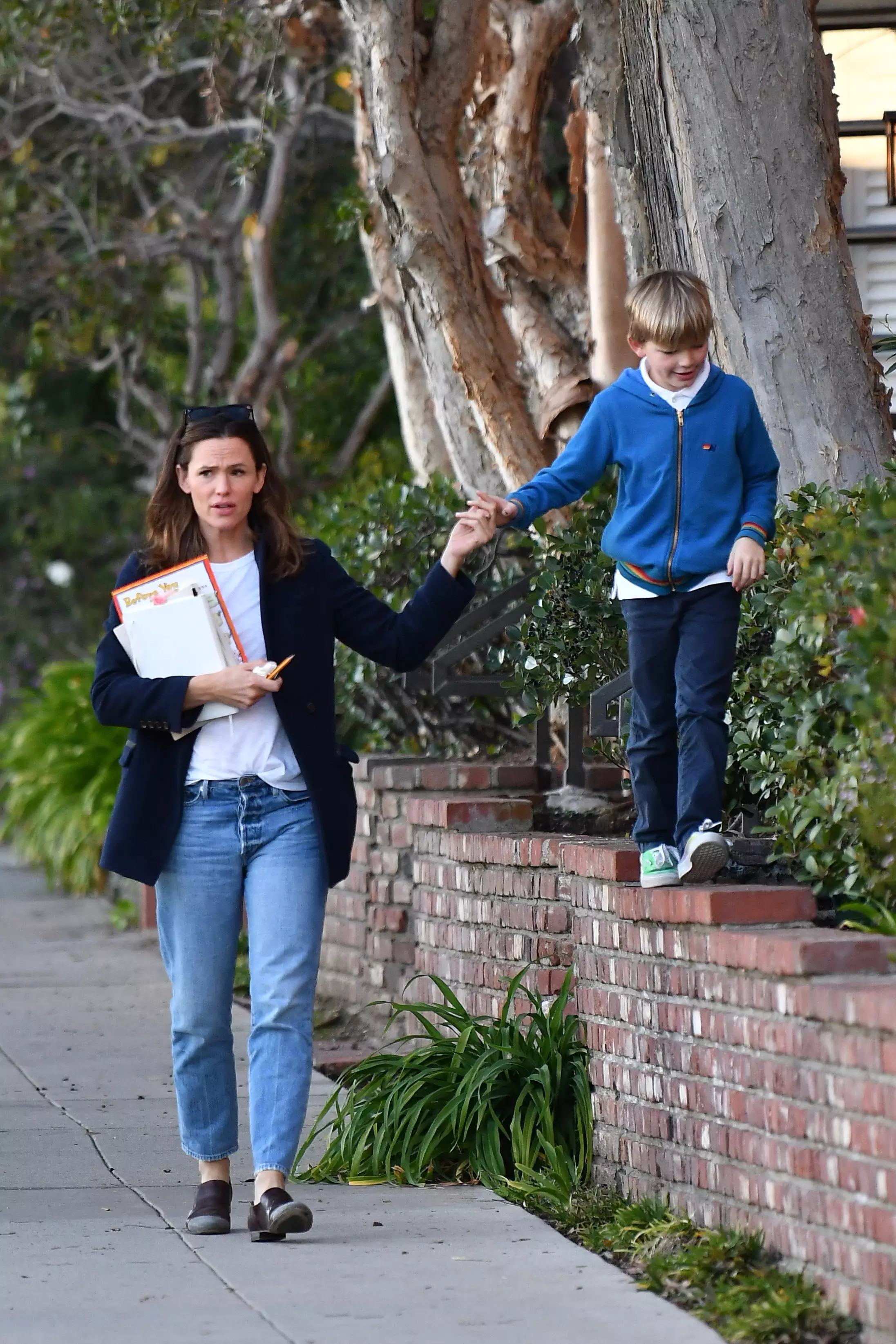 Jennifer Garner regala a suo figlio un gelato.