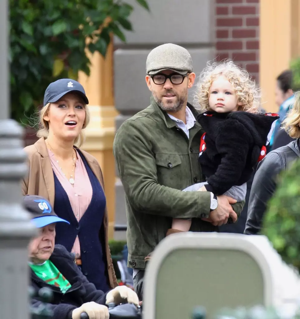 Blake Lively och maken Ryan Reynolds tillbringar kvalitetstid med familjen på Disneyland i Anaheim, Kalifornien