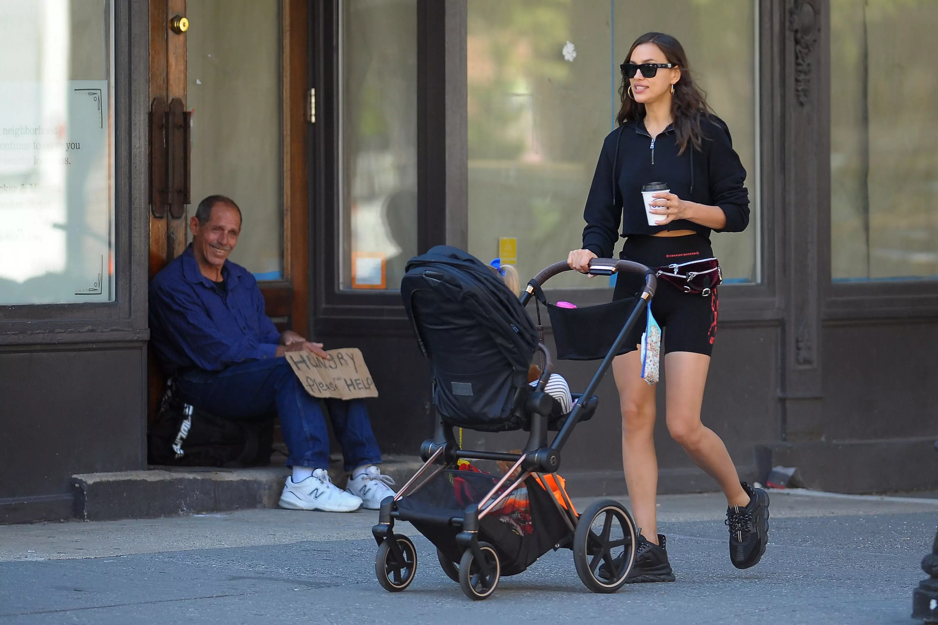 Irina Shayk passeando com a filha, Lea, em Nova York