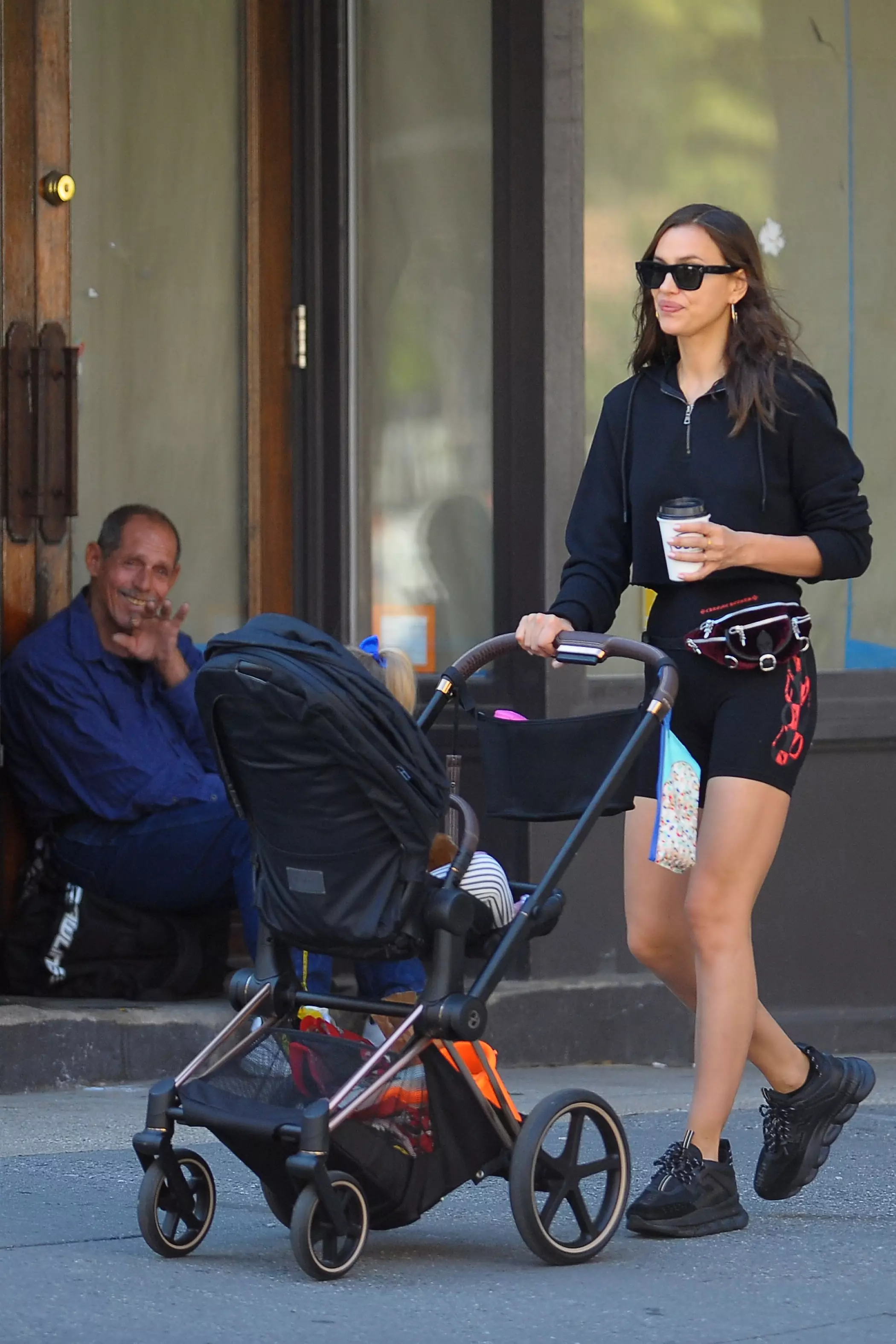 Irina Shayk passeando com a filha, Lea, em Nova York