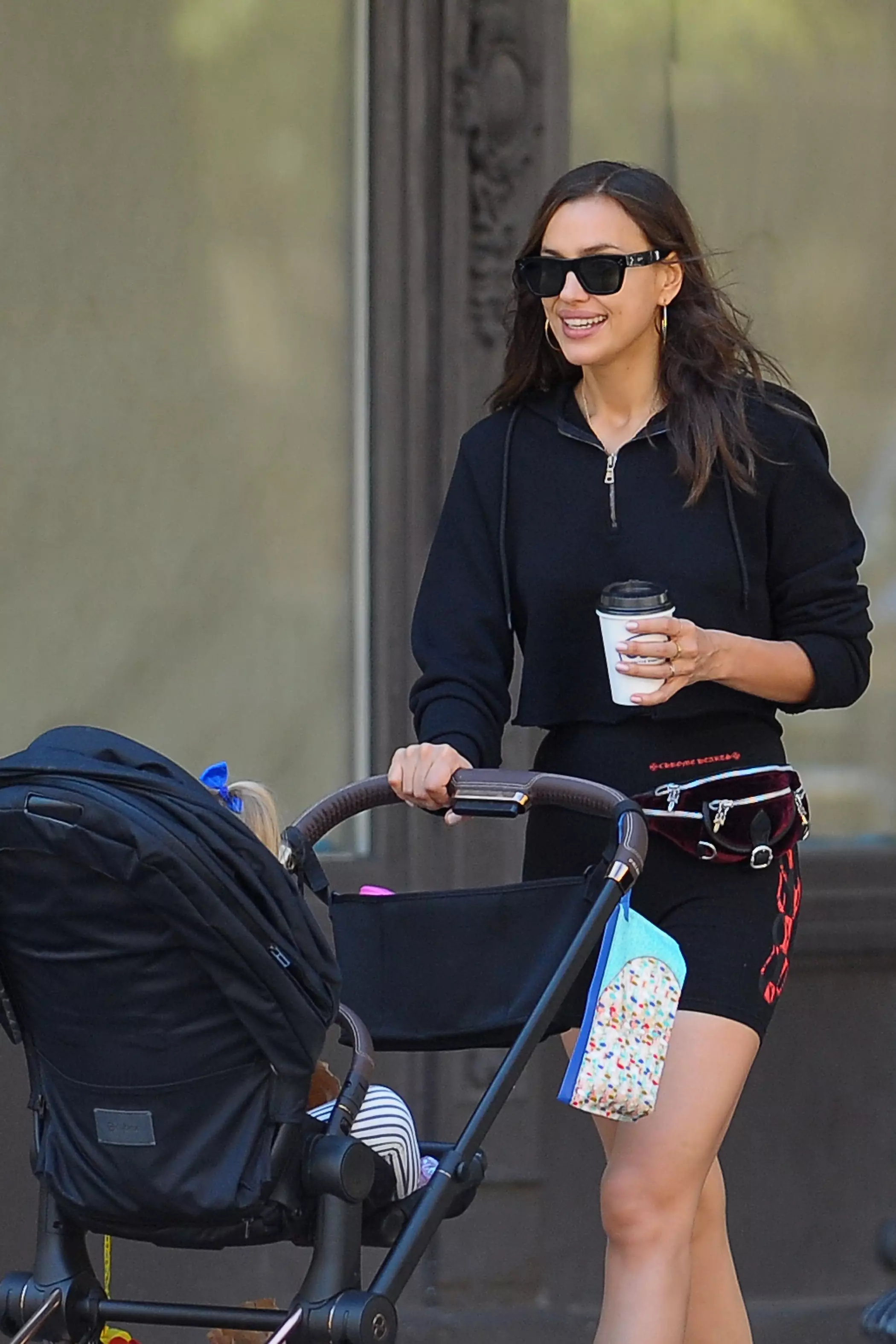 Irina Shayk taug kev nrog nws tus ntxhais, Lea, hauv NYC