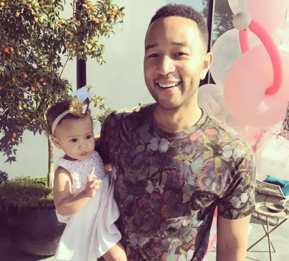 chrissy-teigen-john-legend-luna-9