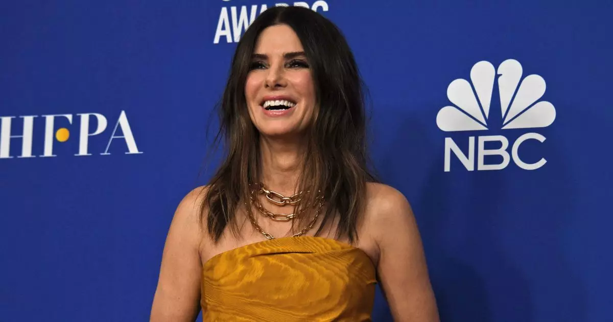 Sandra Bullock deslumbra con vestido dorado en los Globos de Oro 2020: fotos