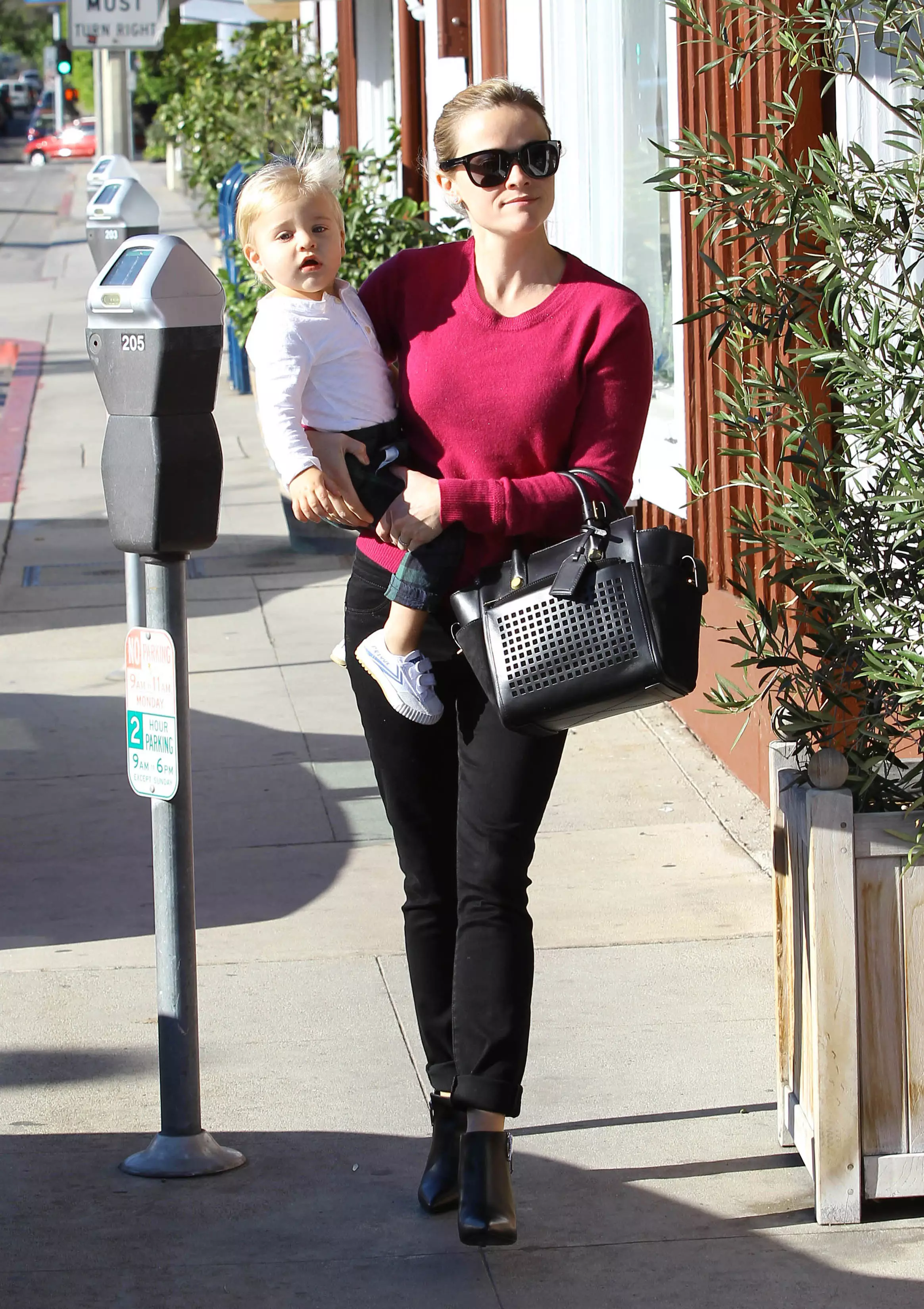 reese-witherspoon-kids-nov-13-2