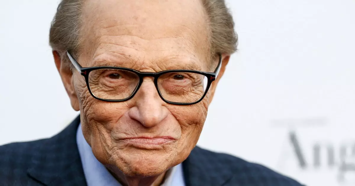 Larry King Gushes Tá sé 'beannaithe' as Ailse a Mhair (Eisiach)