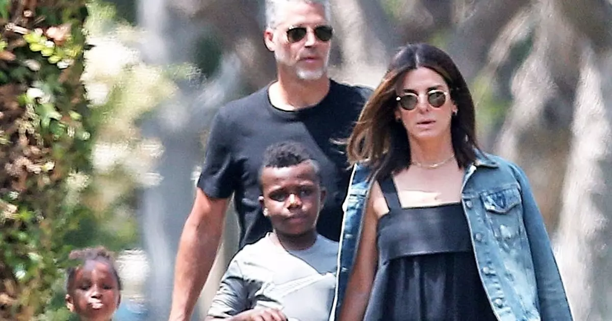 Sandra Bullock a Bryan Randall kráčajú s deťmi na párty: Fotografie