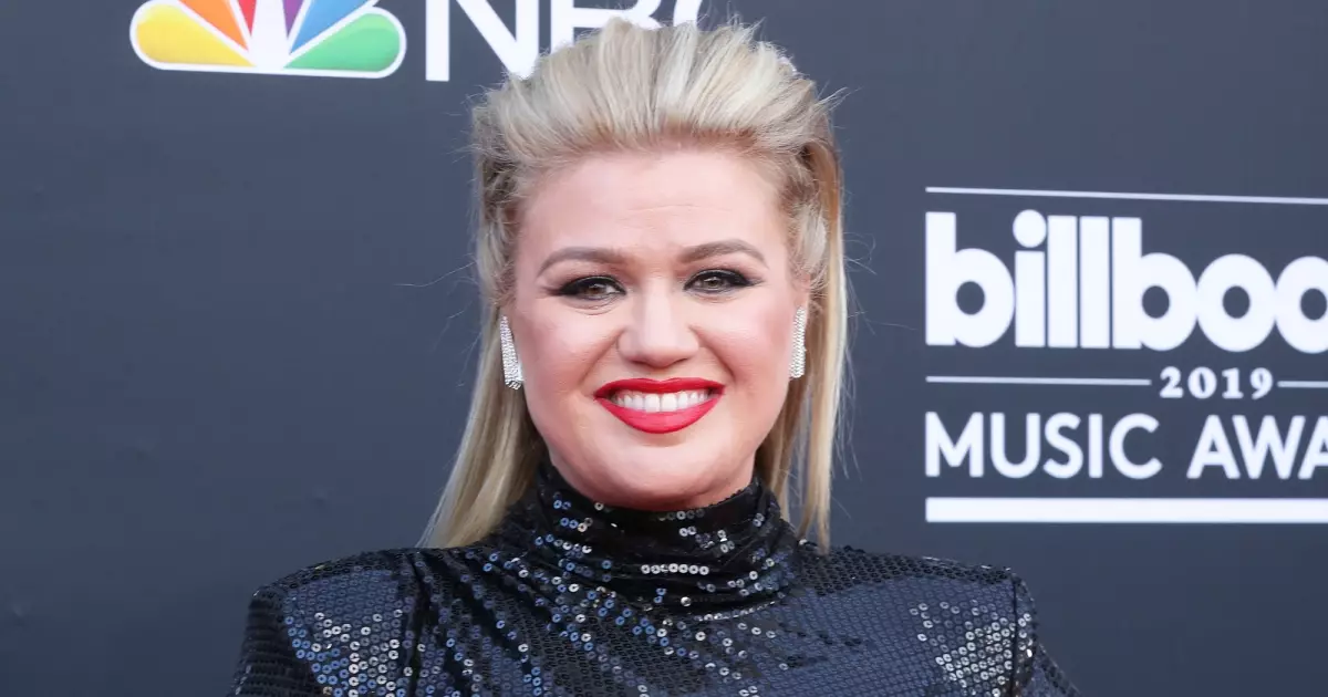 Kelly Clarkson dek Dolly Parton-liedjie '9 tot 5' in Talk Show Promo