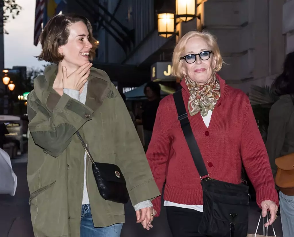 Skådespelerskorna Sarah Paulson och Holland Taylor ses ute och går den 21 oktober 2017 i Philadelphia, Pennsylvania