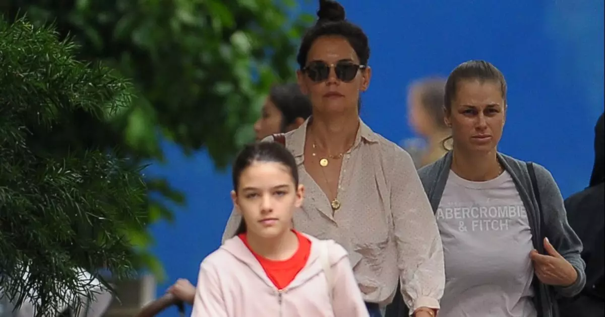 Katie Holmes da Suri Cruise Suna Tsayawa Ramin Bakery don karin kumallo