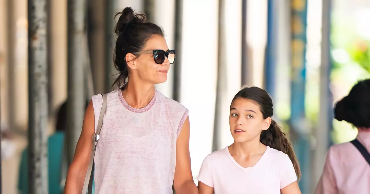 නිව් යෝර්ක් නගරයේ Katie Holmes සහ Suri Cruise Twin: ඡායාරූප