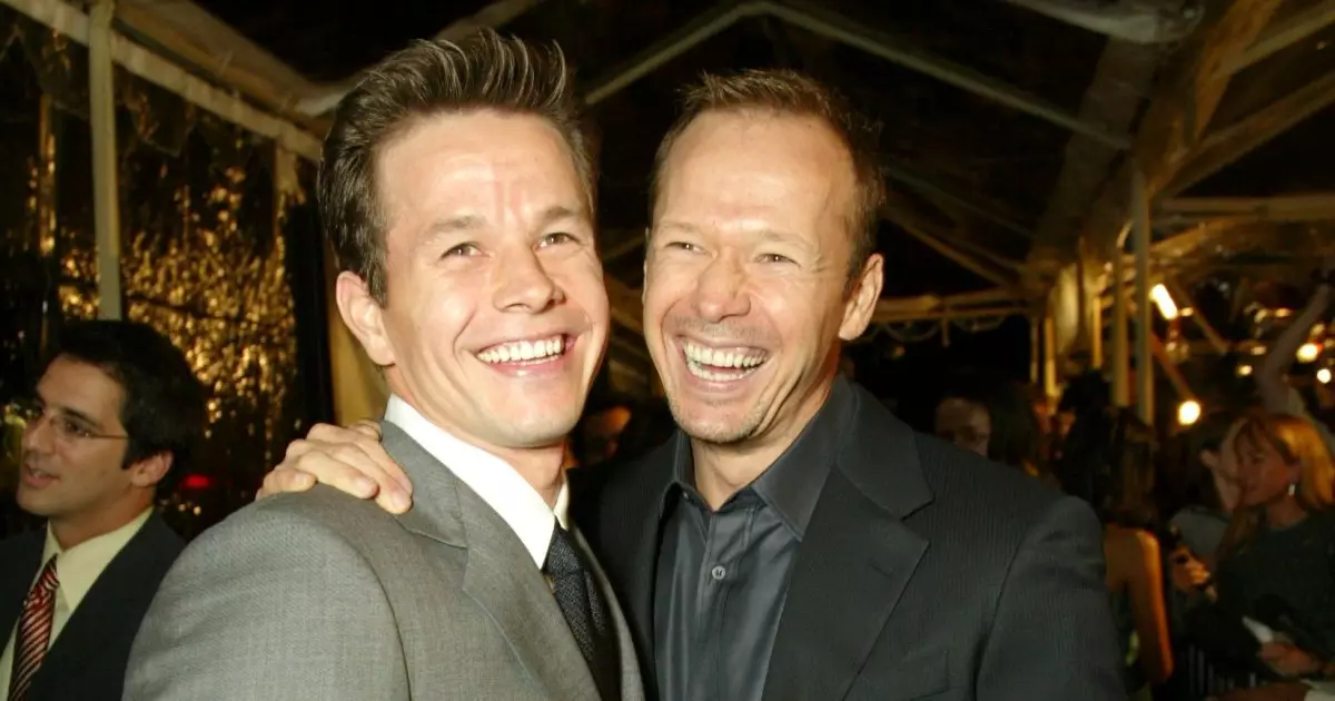 Donnie Wahlberg ricorda il Natale con i suoi genitori e 8 fratelli