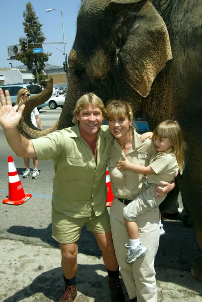 'CROCODILE HUNTER COLLISION AMASOMO' FILM PREMIERE KU RUGO RWA CINERAMA, HOLLYWOOD, CALIFORNIA, AMERIKA - 29 KAMENA 2002