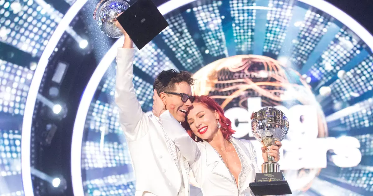 Хүмүүс аз жаргалтай байдаггүй Bobby Bones 'DWTS' 27-р ангид түрүүлсэн