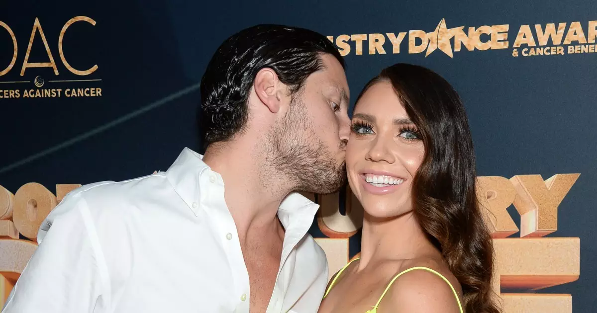 Jenna Johnson corta o cabelo ao seu marido Val Chmerkovskiy en corentena