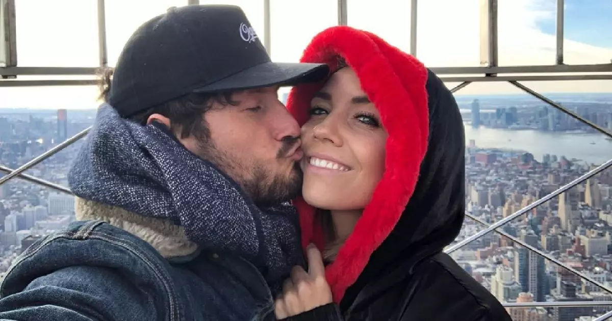 Val Chmerkovskiy e Jenna Johnson celebran o seu 1º aniversario