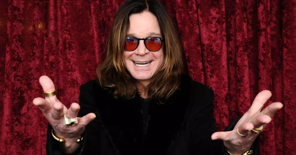 Ozzy Osbourne o Nchafatsa Fans ka Bophelo ba Hae Ha a ntse a le Sepetleleng bakeng sa Tšoaetso ea Matsoho