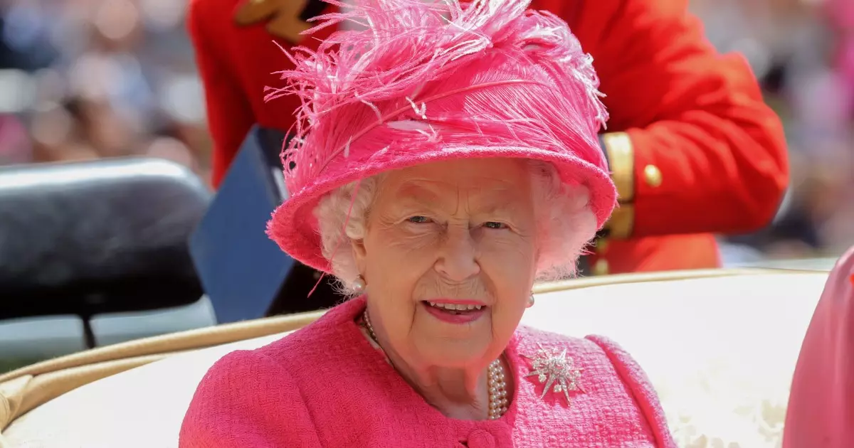 Drottning Elizabeth bär vacker rosa outfit för Royal Ascot: Foton