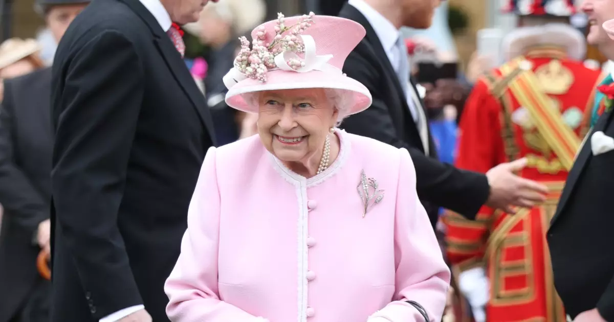 Drottning Elizabeth bröt det kungliga protokollet på Palace Garden Party: Video