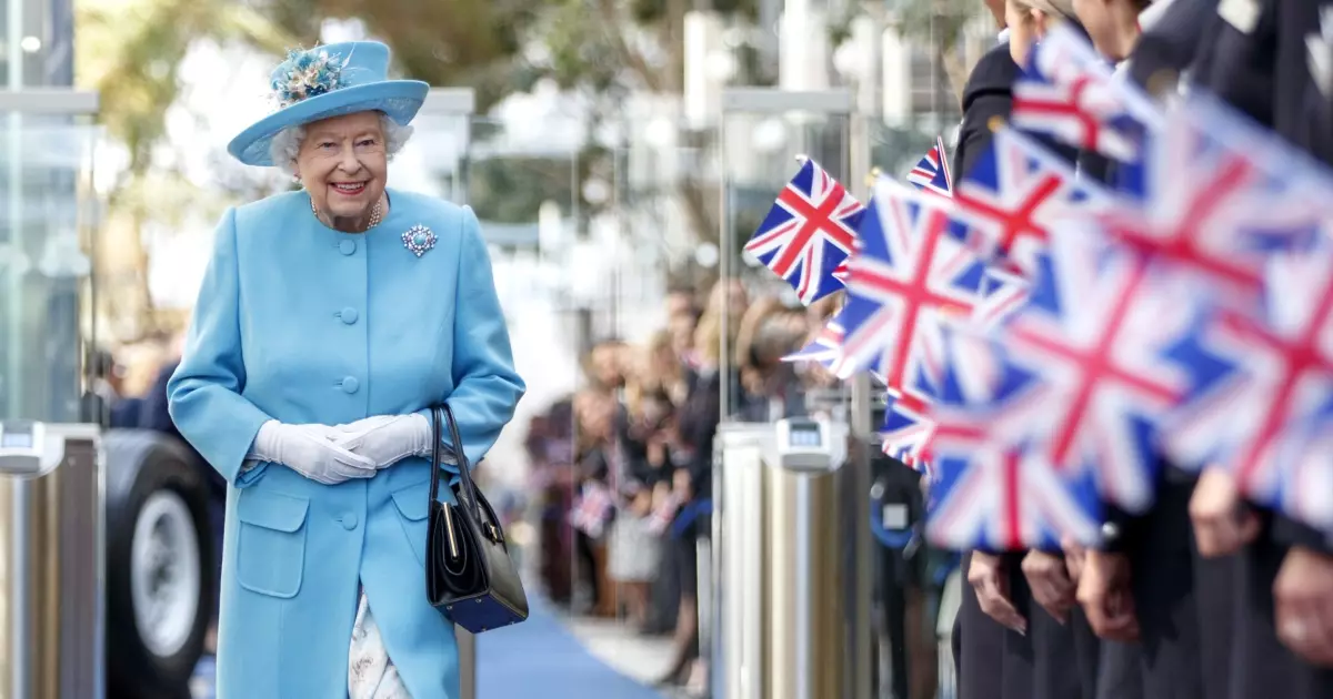 Královna Alžběta nosí modrou pro British Airways Event: Fotografie