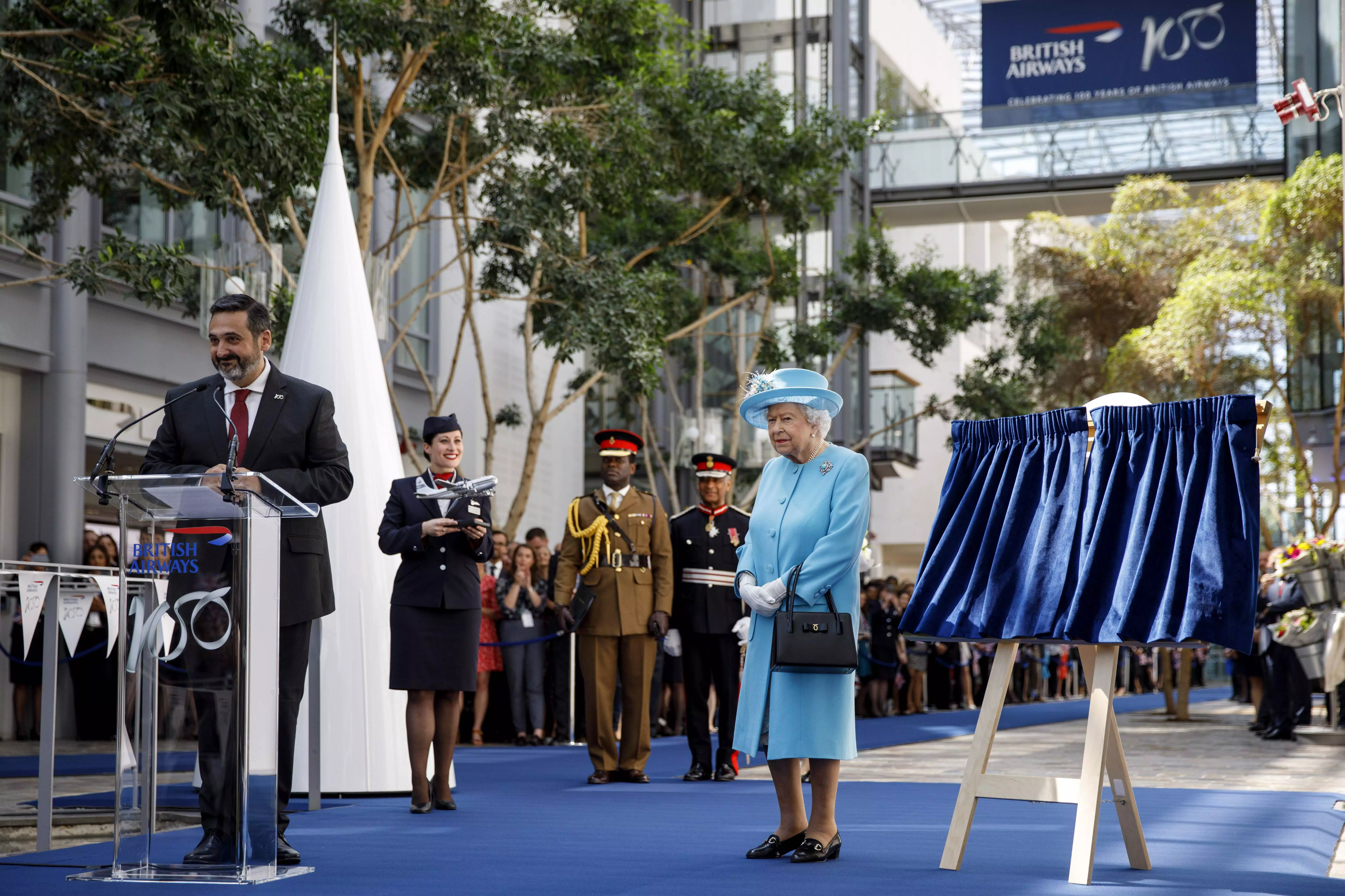 karalienė Elžbieta lankosi Britanijos oro takuose šimtmečio minėjimui