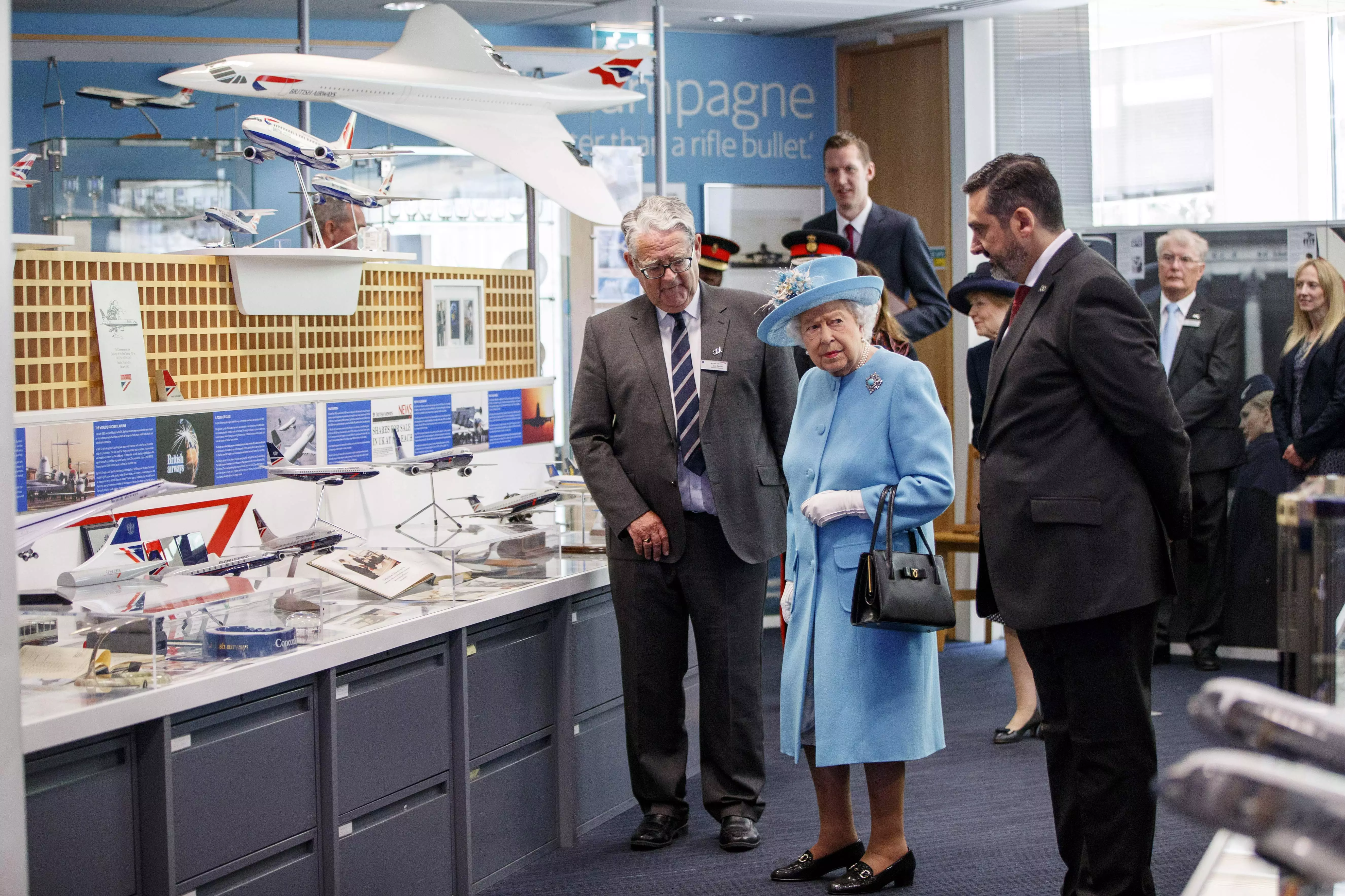 koningin-elizabeth-bezoeken-british-airways-naar-het-honderdjarig-jaar