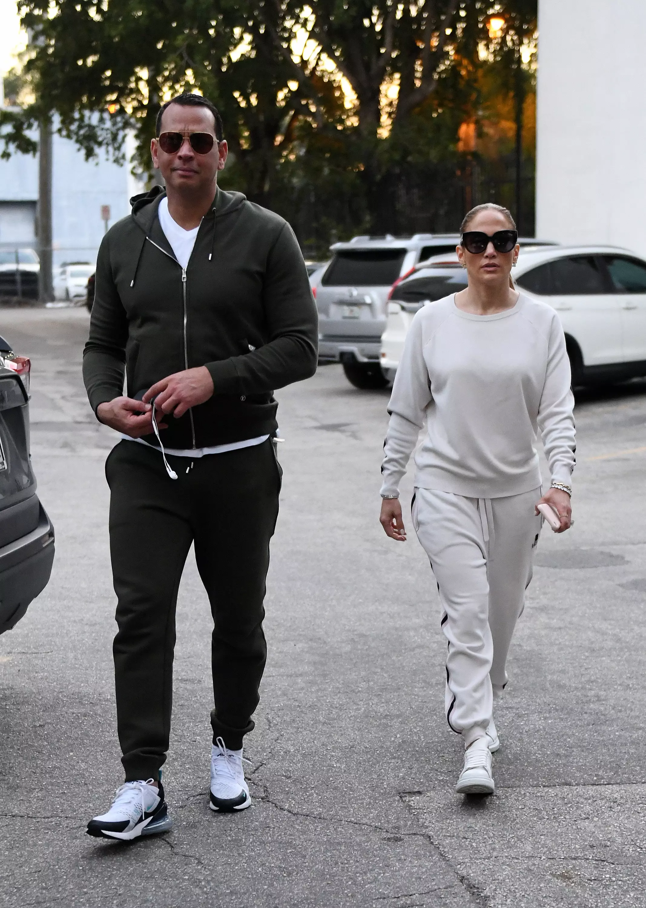 Jennifer Lopez ve Alex Rodriguez ikizlerinin doğum gününü kutladıktan sonra birlikte yemeğe çıktılar.