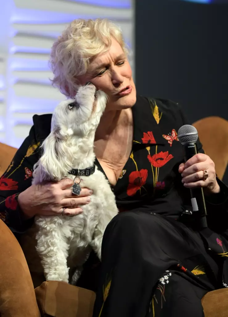 Glenn Close parle sur scène avec son chien Sir Pippin de Beanfield au Maltin Modern Master Award