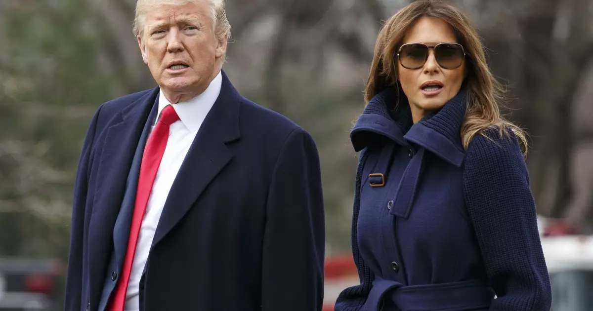 Melania Trump tript op het gazon van het Witte Huis voordat ze aan boord van de helikopter gaat