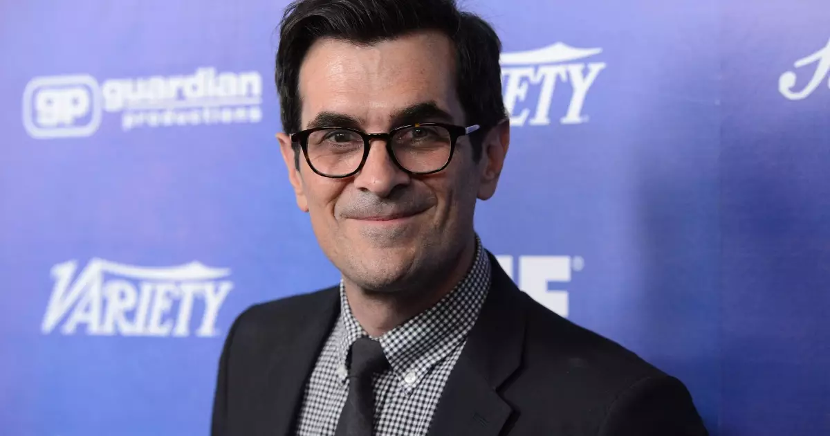 Fai mai le Fetu o le 'Aiga Fa'aonaponei o Ty Burrell na ia pipii lona ofuvae i le Times Square!