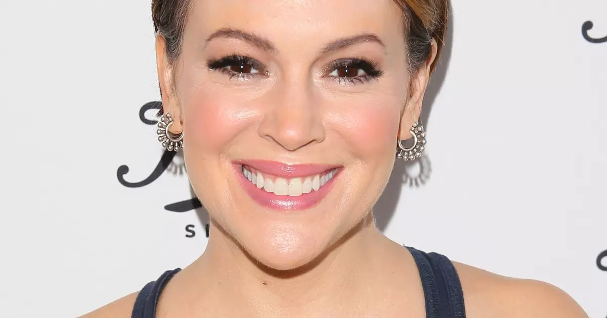 Alyssa Milano skokt fans mei in ferrassende babybult Instagram-foto - is se swier? - Wykliks tichterby