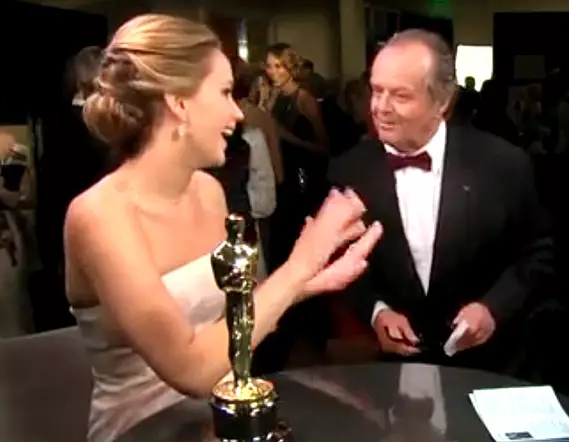 ລາວຍັງໄດ້ຮັບມັນ: Jack Nicholson ສົ່ງ Jennifer Lawrence Champagne ຫຼັງຈາກ Oscars - ໃກ້ຊິດປະຈໍາອາທິດ