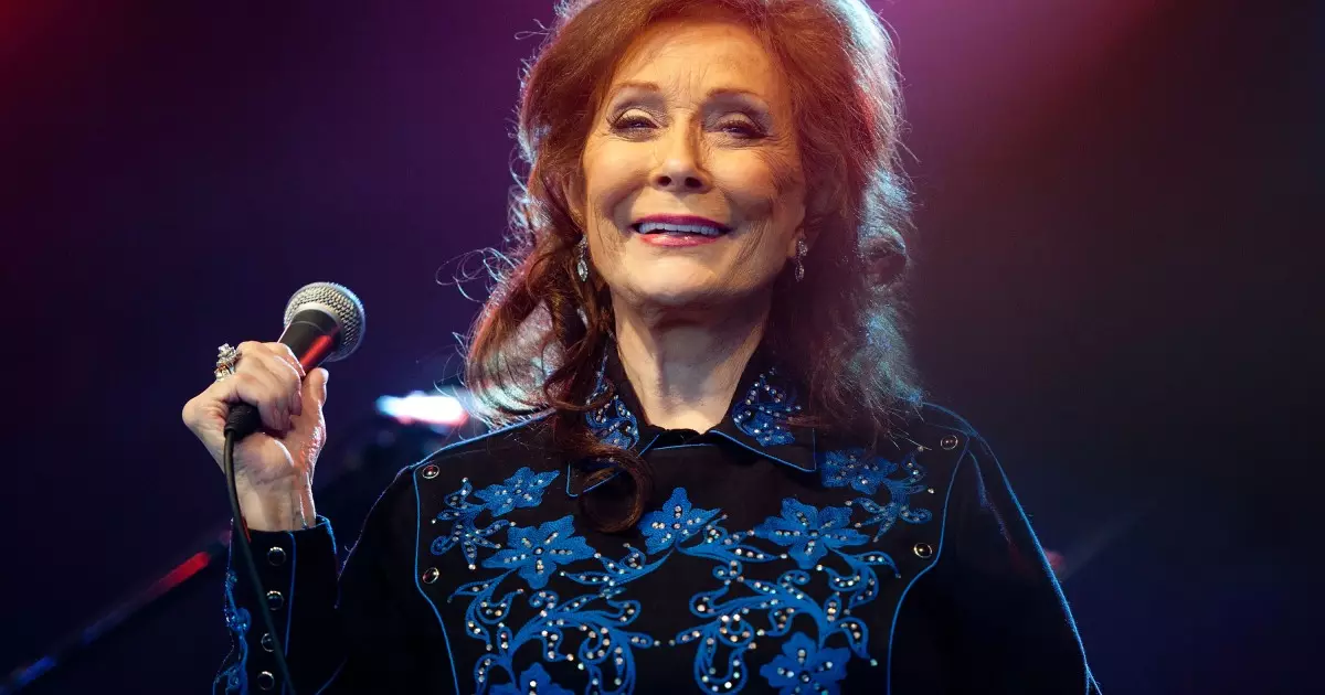 Loretta Lynn האט אַ פּראָסט יאָר נאָך פראַקטשערינג לענד (ויסשליסיק)