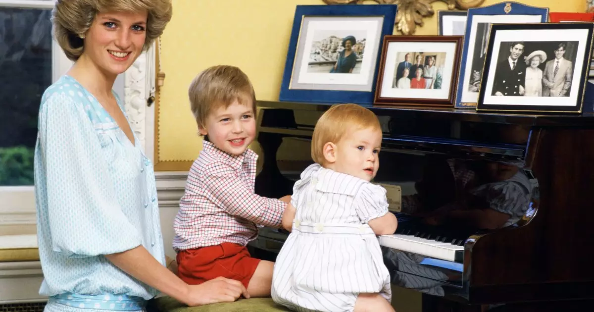 Prince Harry Young — Tingnan ang Mga Cutest Childhood Photos ng Royal!